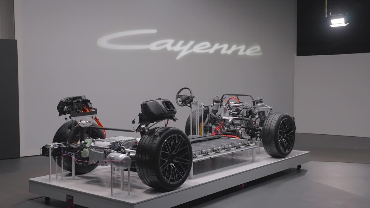 Footage: Rolling chassis Cayenne Electric - NewsTV Porsche